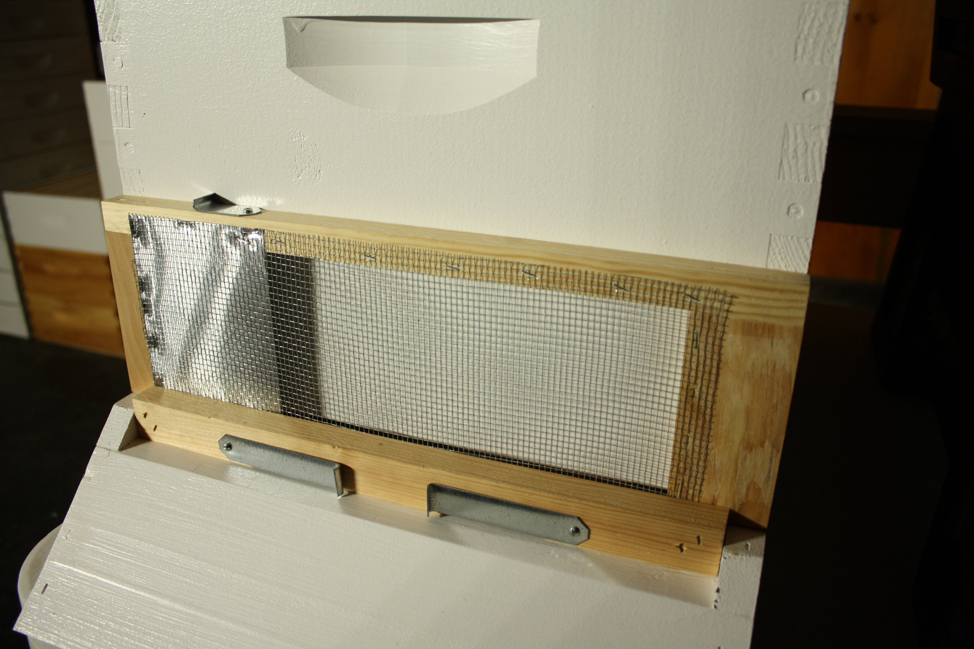 Robbing/Moving Screen | McCormack's Bee Farm